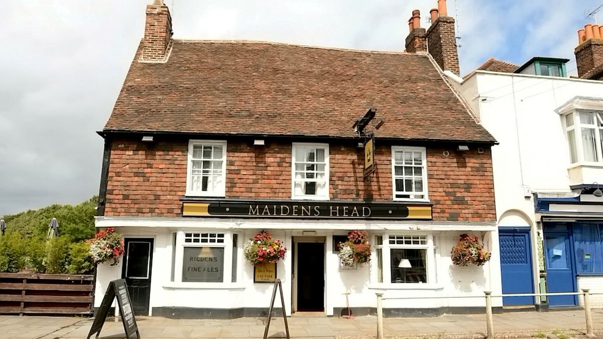Ghost ‘haunting historic pub’ with flying glasses and jukebox that ...