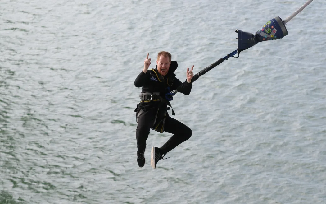 New Zealand man bungee jumps 941 times in one day - Radio Sargam
