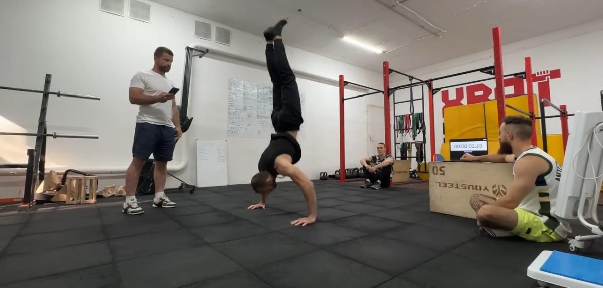 Man handily sets world record with 61 consecutive handstand push-ups ...